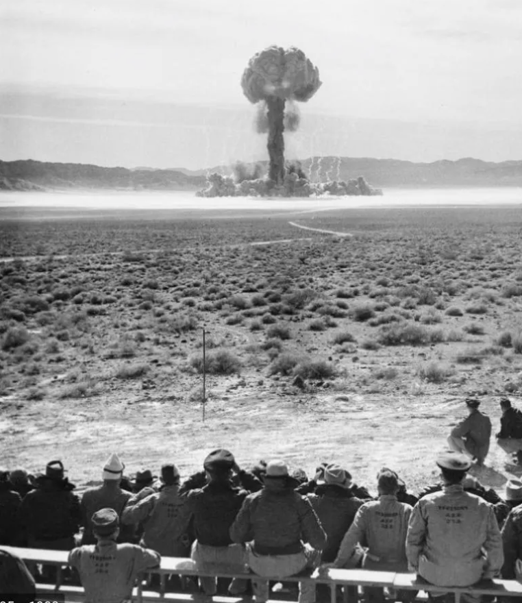 20 Radioactive Photos of People Watching Nuclear Explosions | eBaum's World