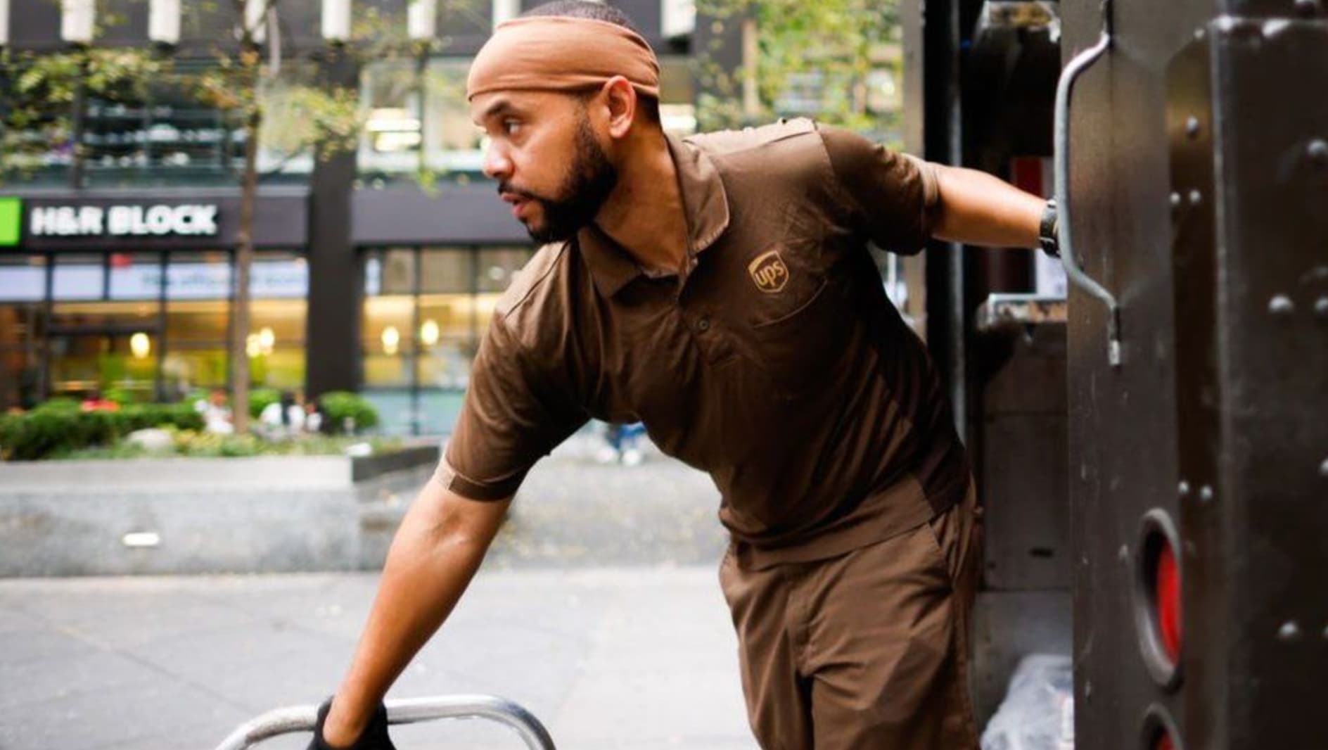 20 UPS Drivers Working Fashion Forward | eBaum's World