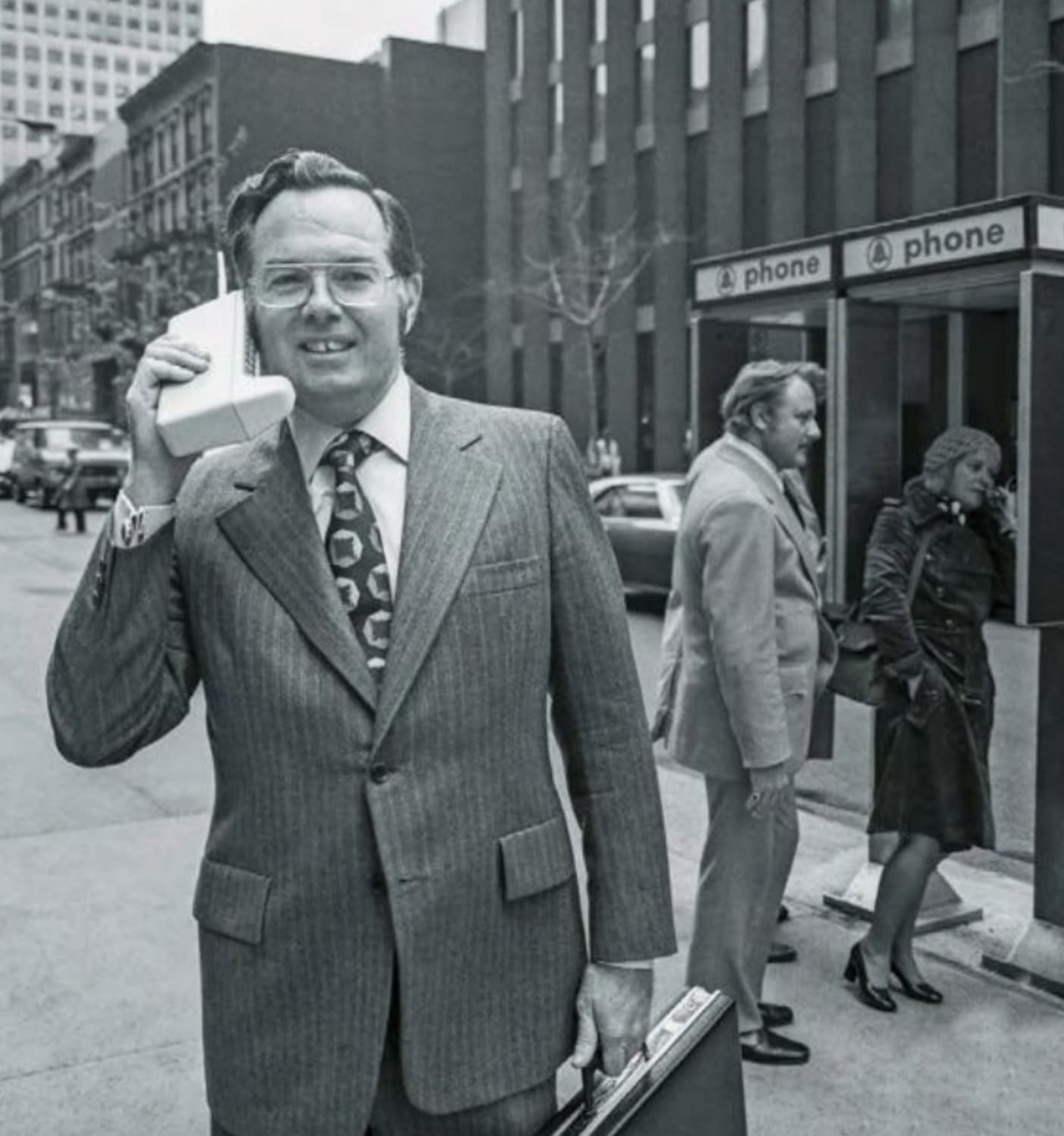 What Using a Cell Phone Looked Like in the ’80s & '90s | eBaum's World