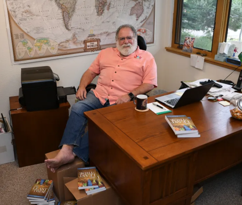 20 Disgusting People Airing Out Their Toes in Public | eBaum's World