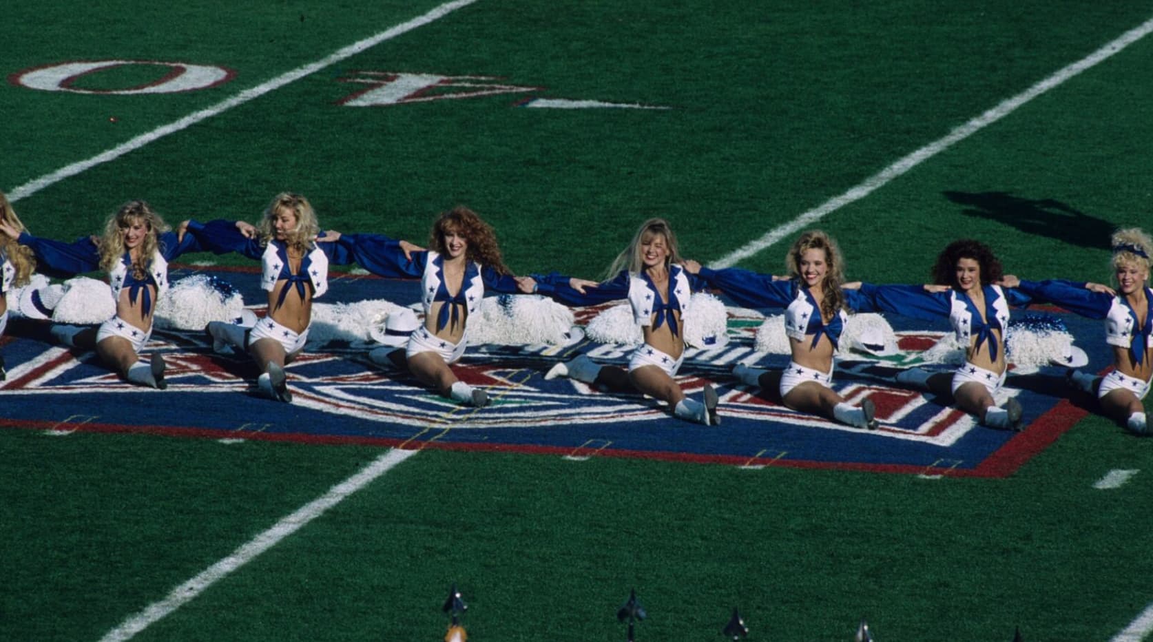 25 Delightful Photographs of Cheerleaders From 'America's Team', the ...