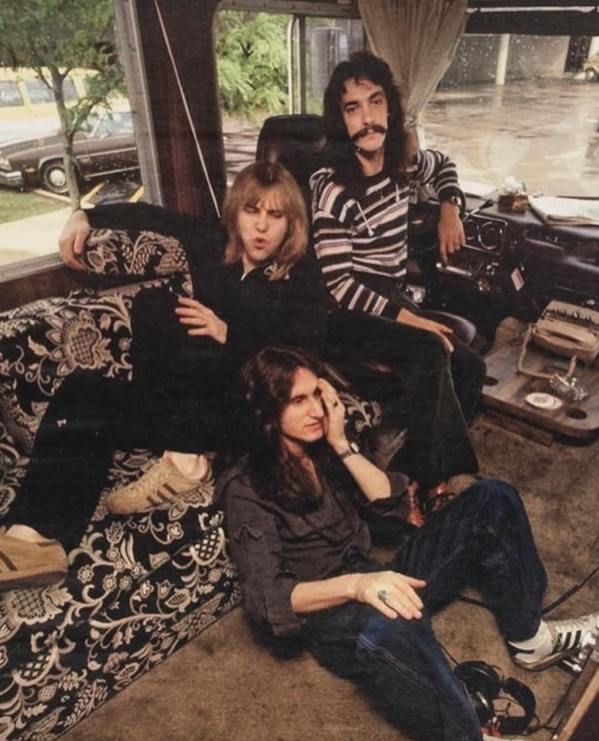 23 Photos of Tour Bus Life For the '70s Biggest Stars | eBaum's World