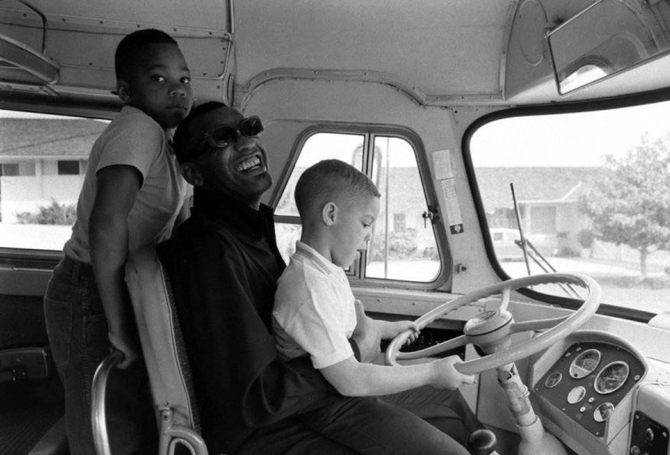 23 Photos of Tour Bus Life For the '70s Biggest Stars | eBaum's World