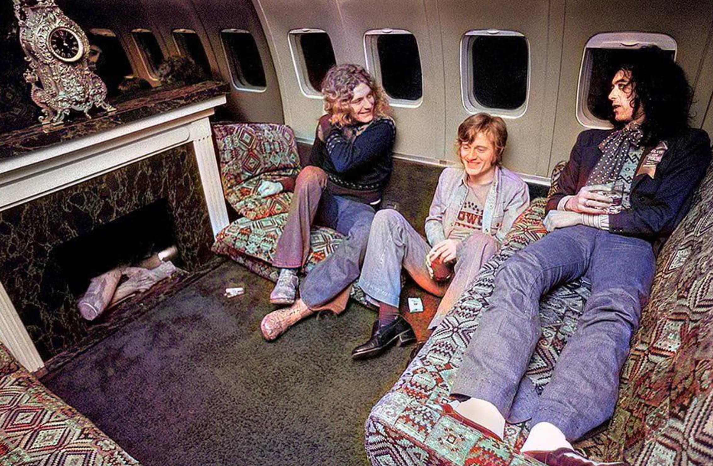 23 Photos of Tour Bus Life For the '70s Biggest Stars | eBaum's World