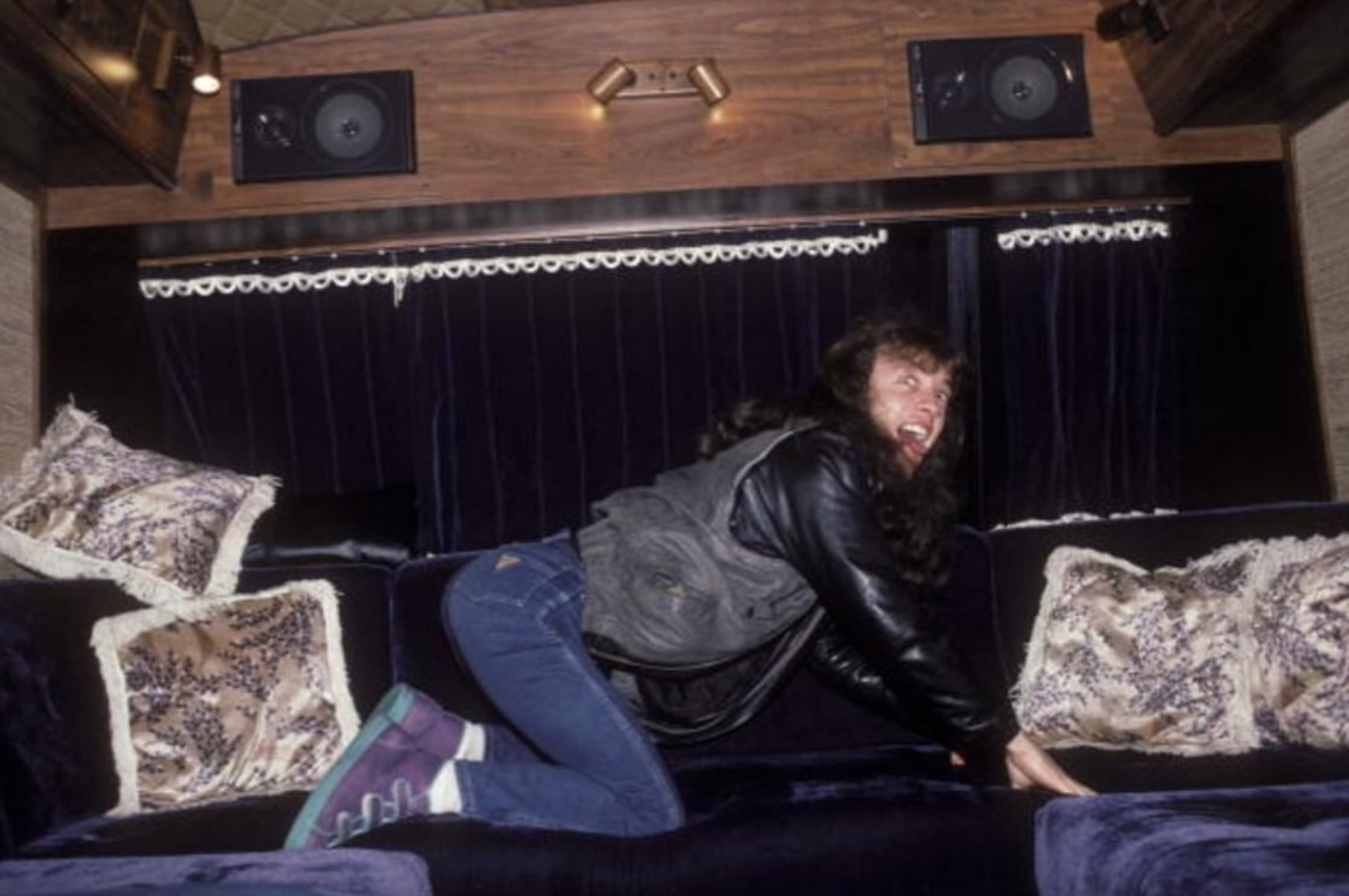23 Photos of Tour Bus Life For the '70s Biggest Stars | eBaum's World