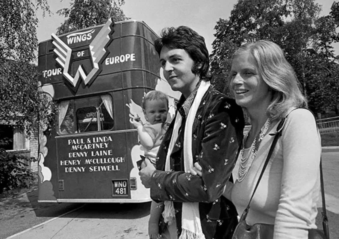 23 Photos of Tour Bus Life For the '70s Biggest Stars | eBaum's World