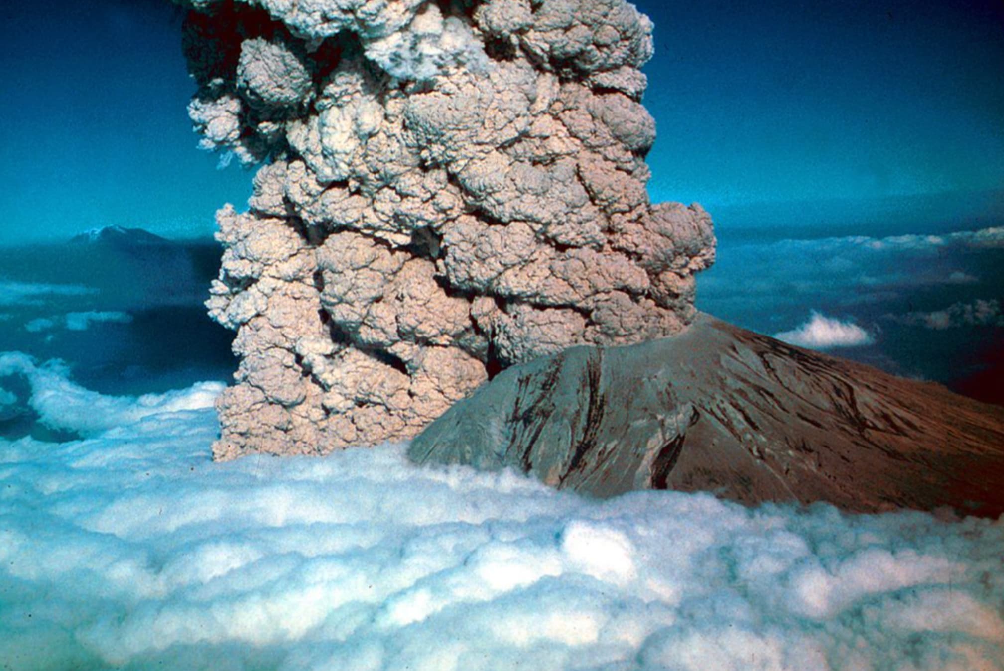 Uncanny Photos of 1980's Mount St. Helen Eruption | eBaum's World