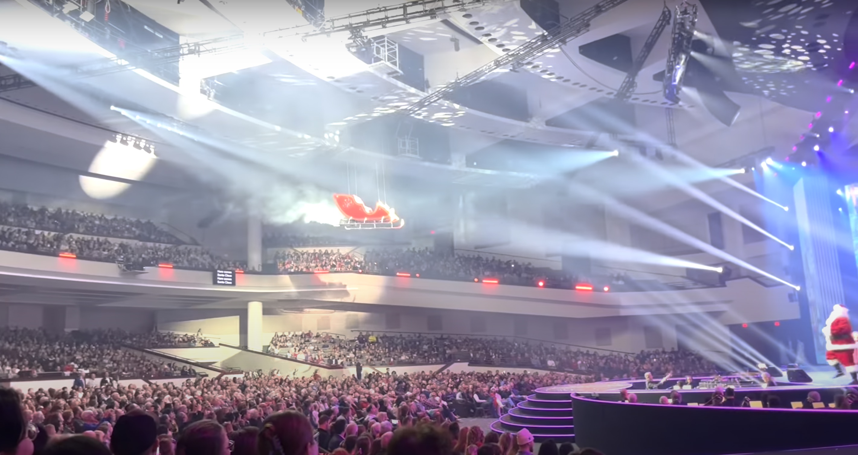 21 Hard to Believe Scenes from Inside Megachurches | eBaum's World