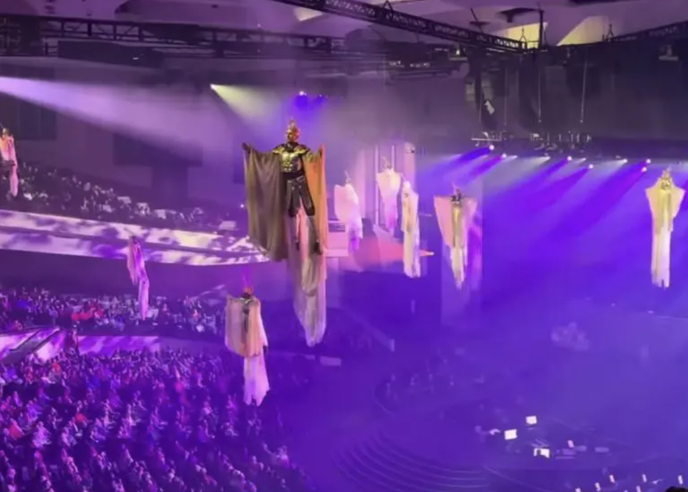 21 Hard to Believe Scenes from Inside Megachurches | eBaum's World
