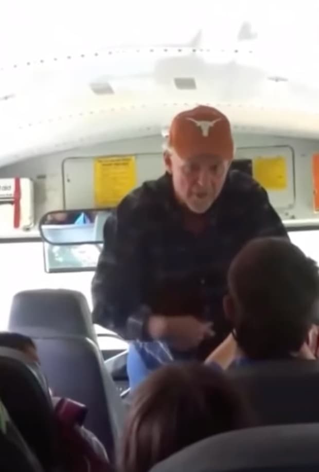 Here Are 15 Pics of Seriously Grumpy Bus Drivers | eBaum's World