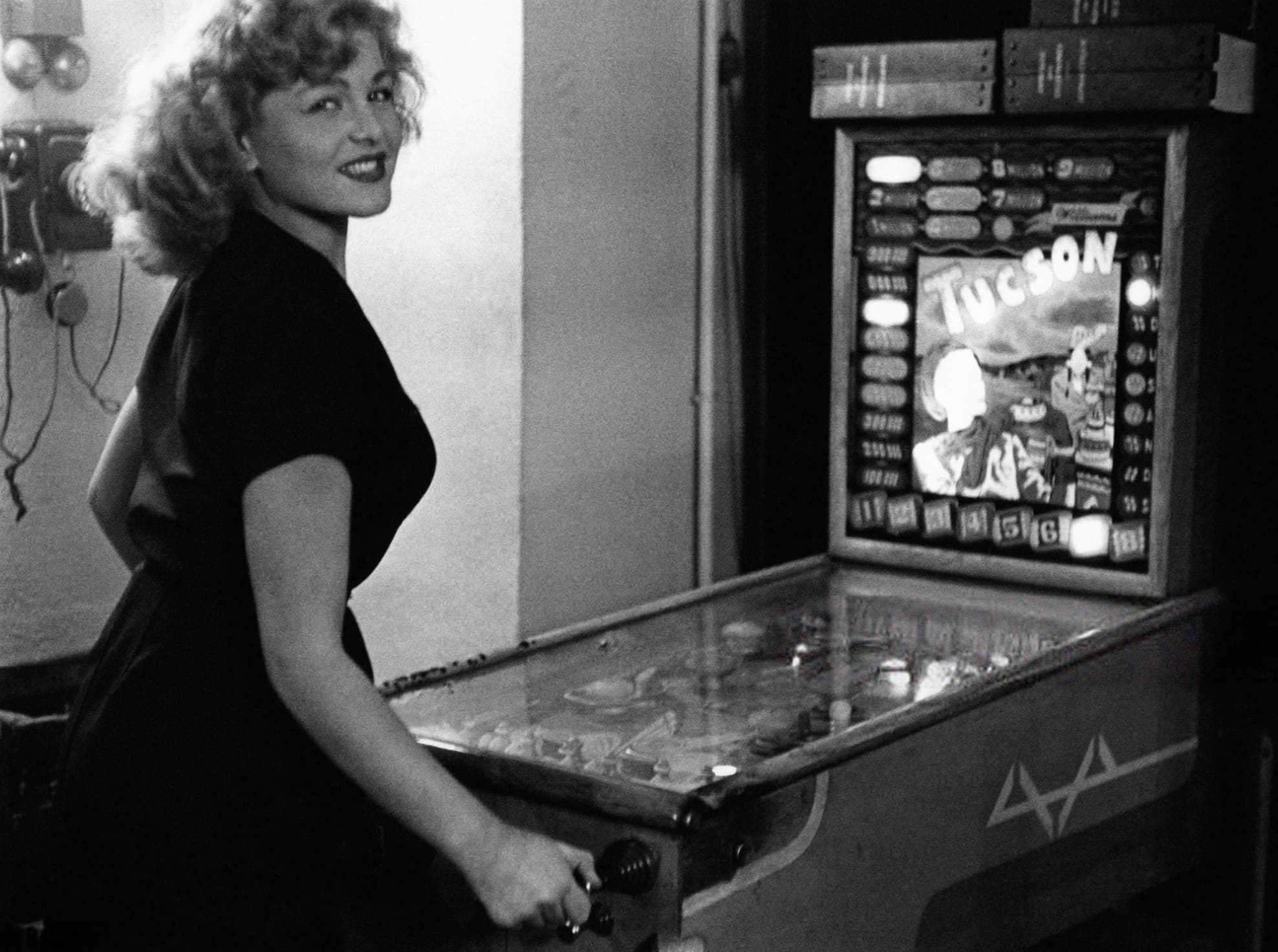Old-School Pinball Whizzes at Work Hustling the Arcade | eBaum's World