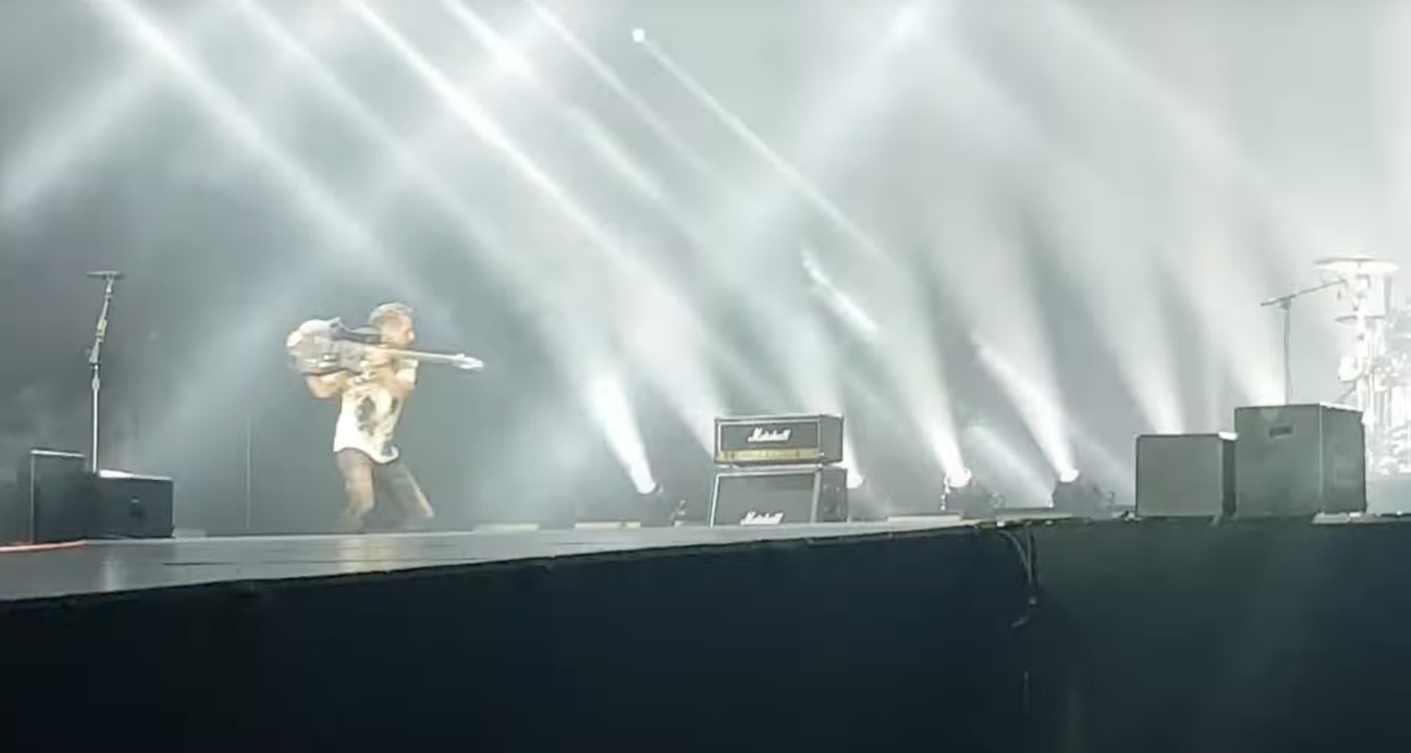 16 Rockstars Smashing Their Perfectly Good Guitars | eBaum's World