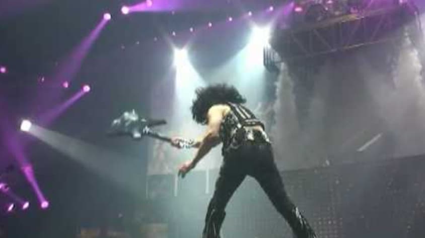 16 Rockstars Smashing Their Perfectly Good Guitars | eBaum's World