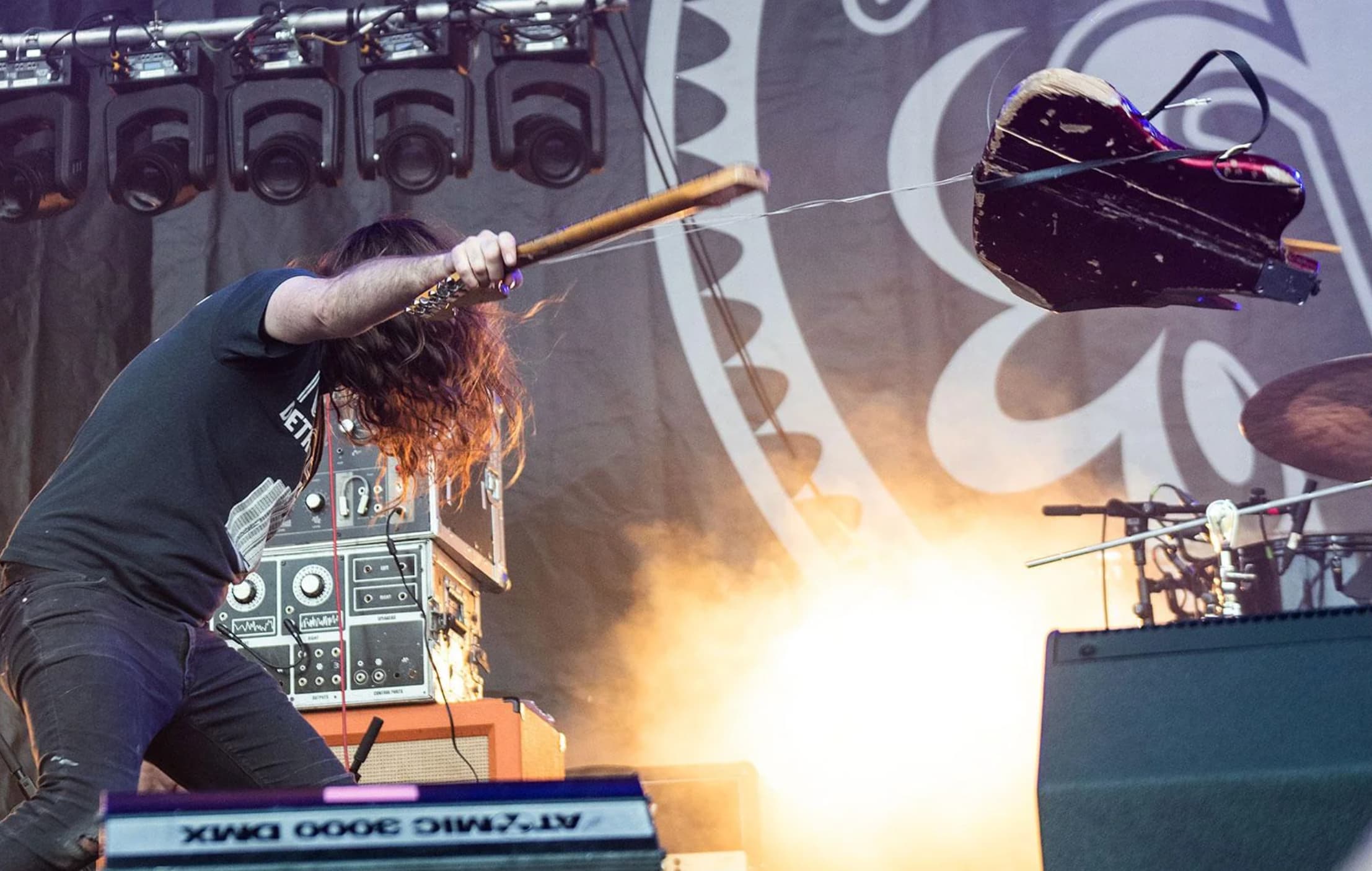 16 Rockstars Smashing Their Perfectly Good Guitars | eBaum's World