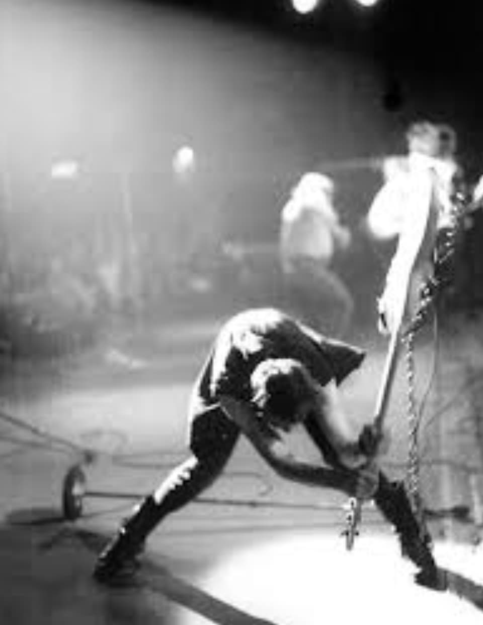16 Rockstars Smashing Their Perfectly Good Guitars | eBaum's World