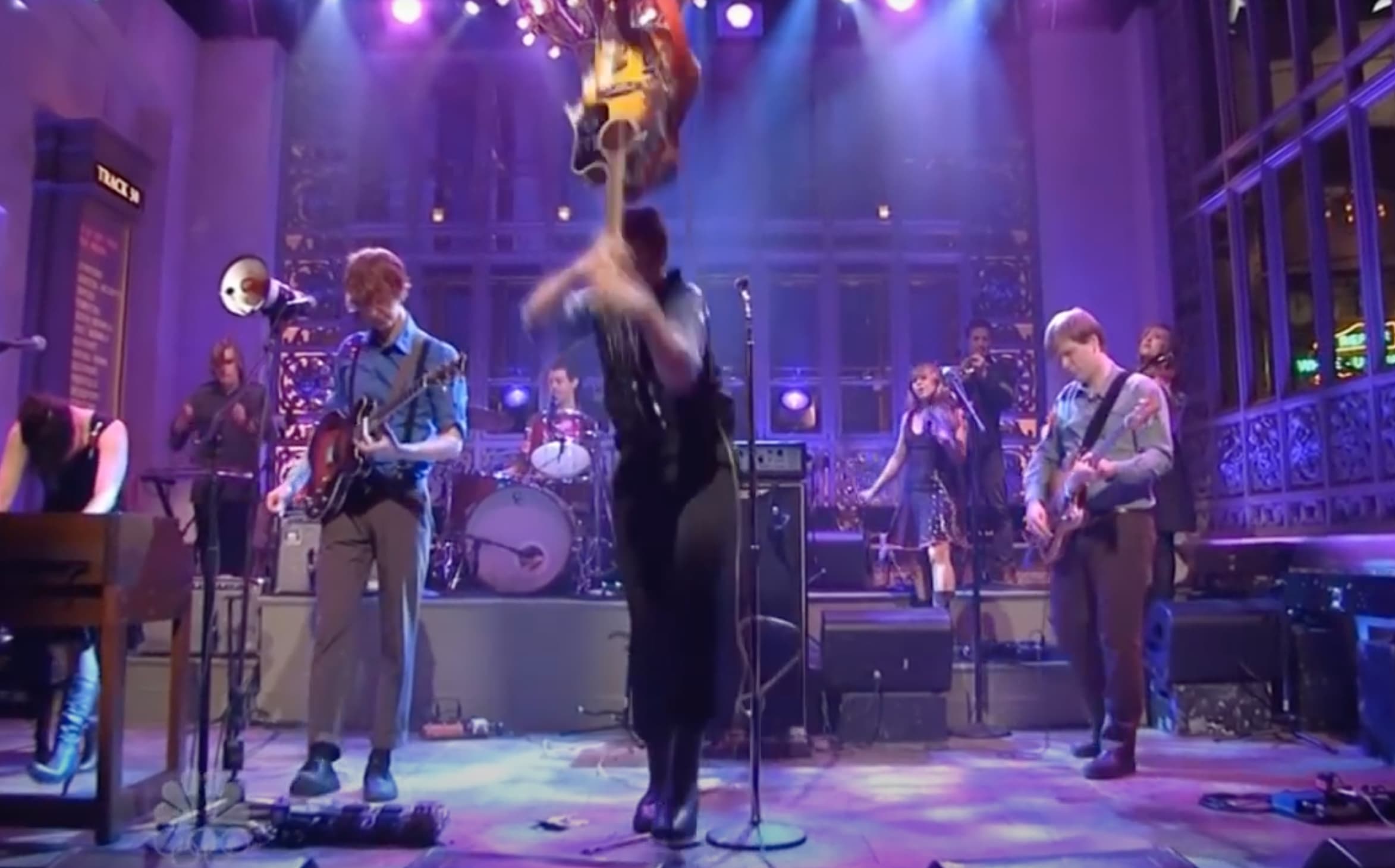 16 Rockstars Smashing Their Perfectly Good Guitars | eBaum's World