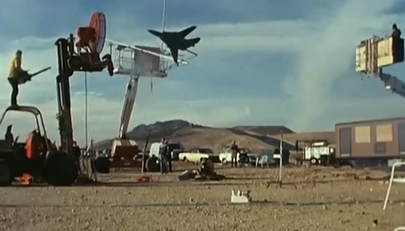 21 Behind-The-Scenes Pics of the Original ‘Top Gun’ | eBaum's World
