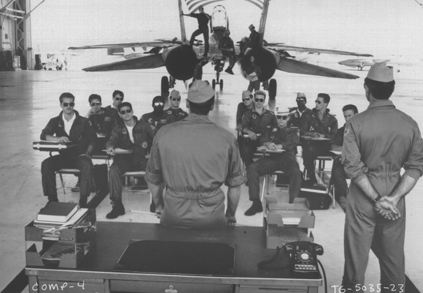 21 Behind-The-Scenes Pics of the Original ‘Top Gun’ | eBaum's World