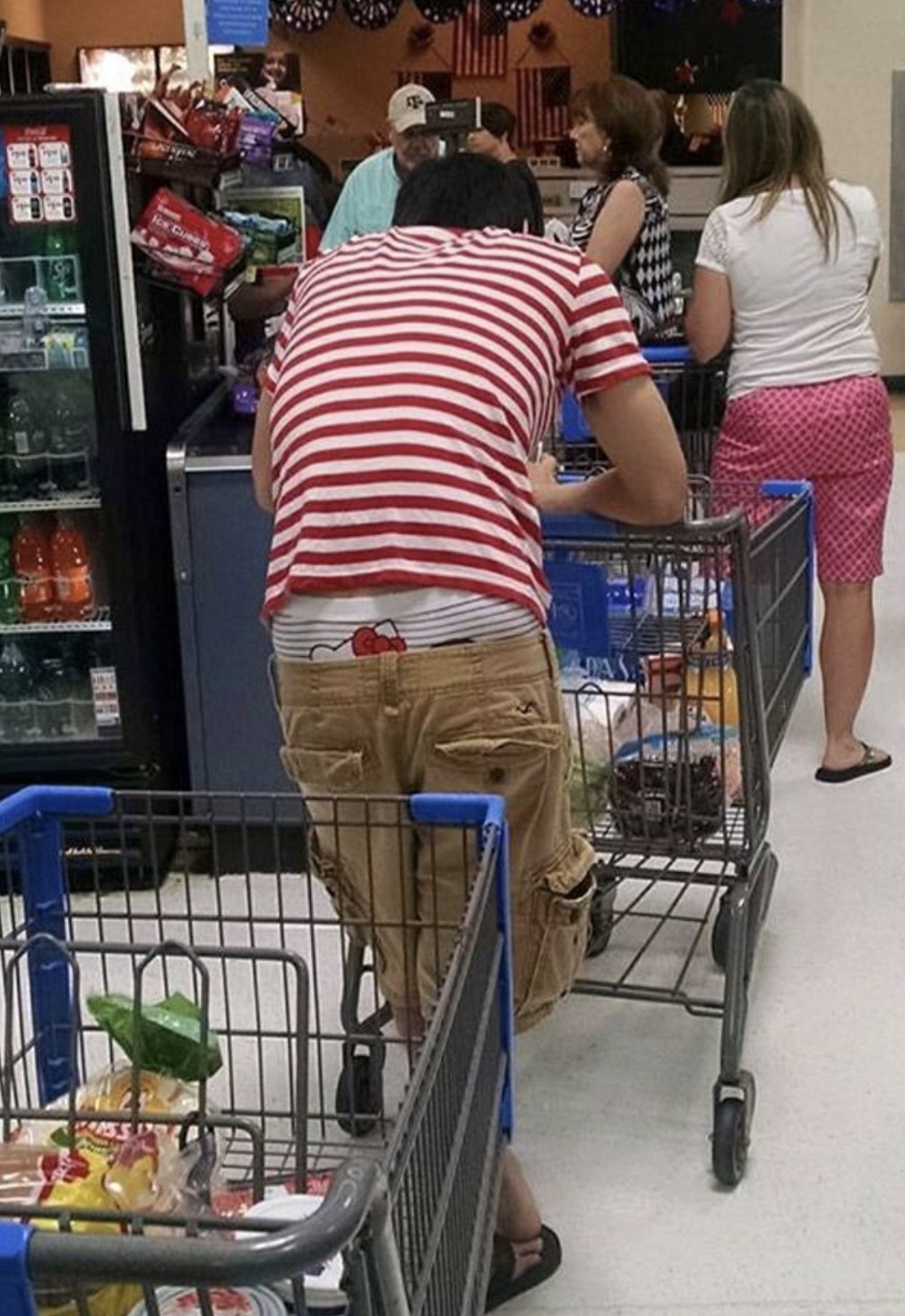 19 People We'd Rather Not Be Stuck Behind in Line | eBaum's World