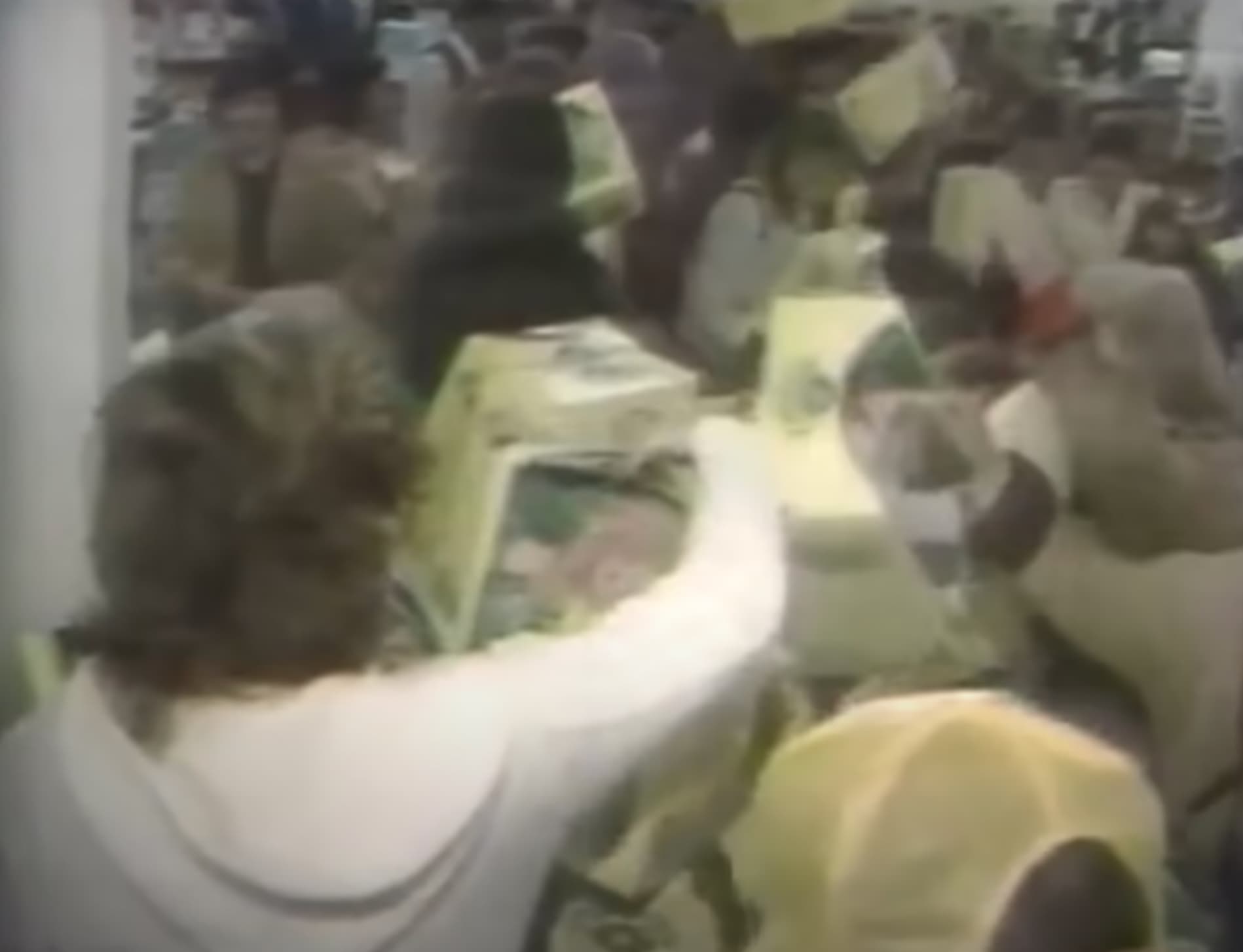10 Photos Remembering When The Cabbage Patch Kids Incited A Riot In ...