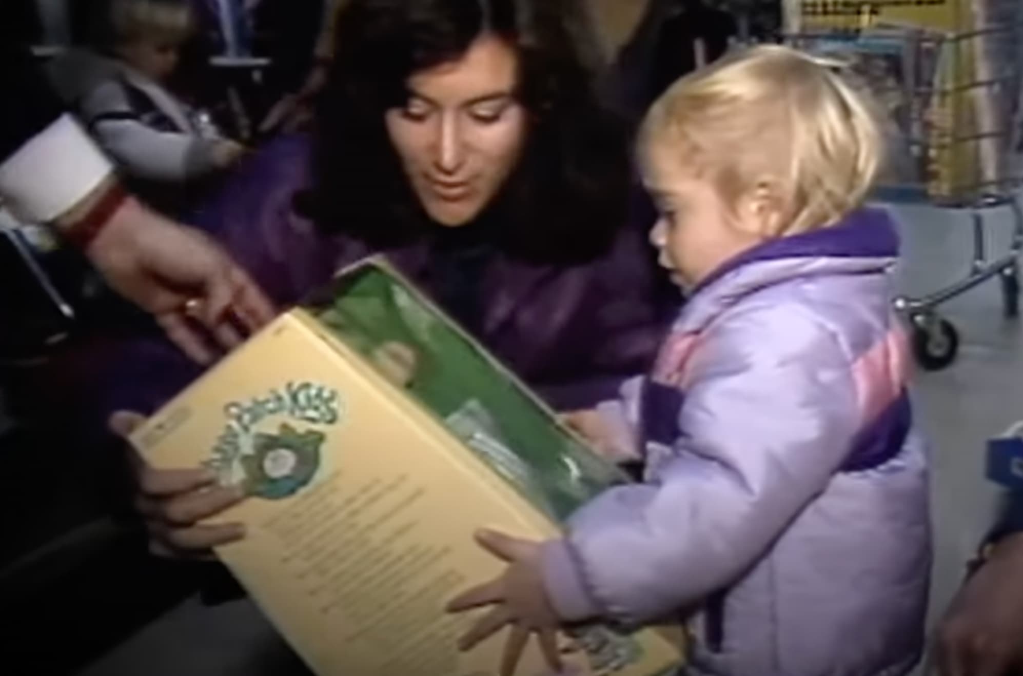10 Photos Remembering When The Cabbage Patch Kids Incited A Riot In ...