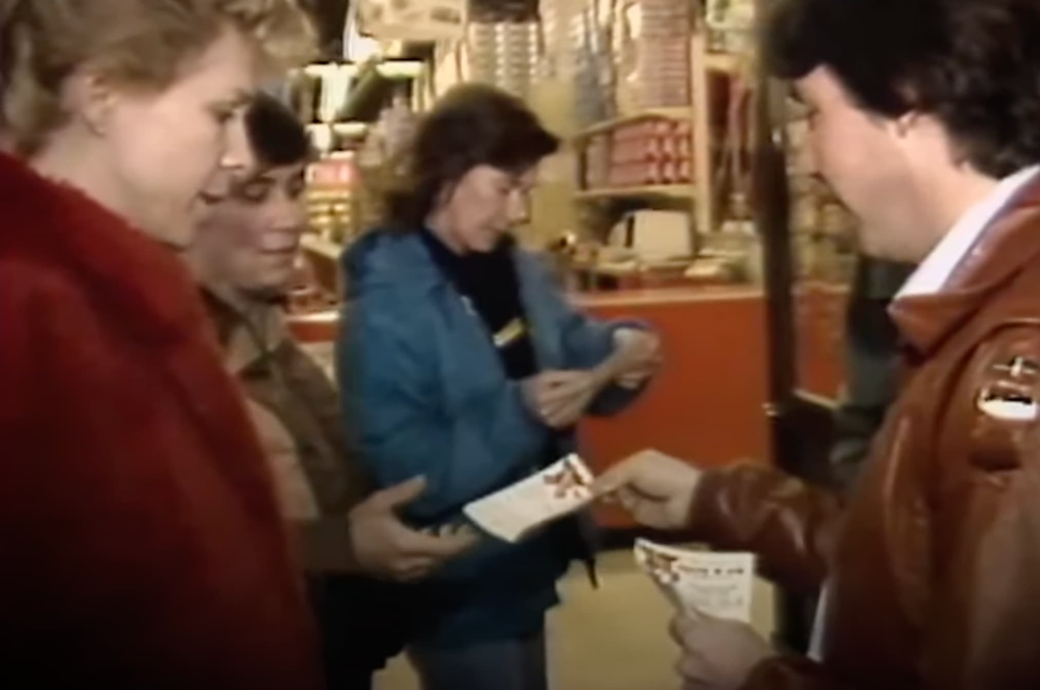 10 Photos Remembering When The Cabbage Patch Kids Incited A Riot In ...