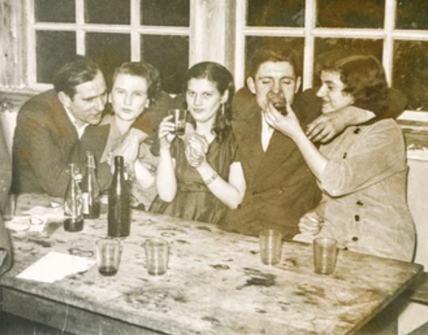 38 Vintage Photos of Drunks Blacking Out in Black and White | eBaum's World