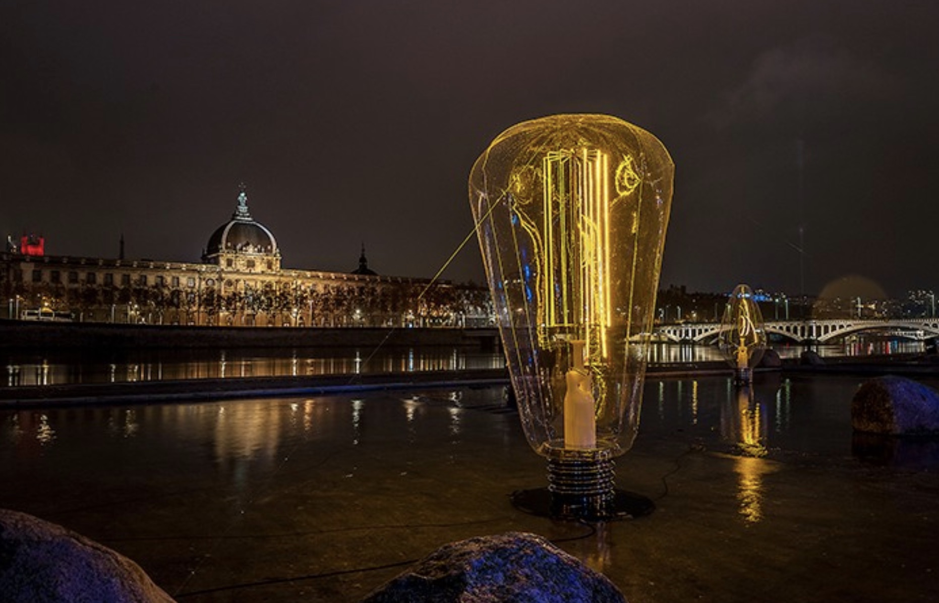 32 Bright Photos of History's Biggest Ever Lightbulbs | eBaum's World