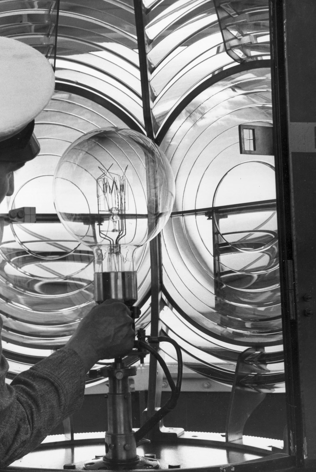 32 Bright Photos of History's Biggest Ever Lightbulbs | eBaum's World