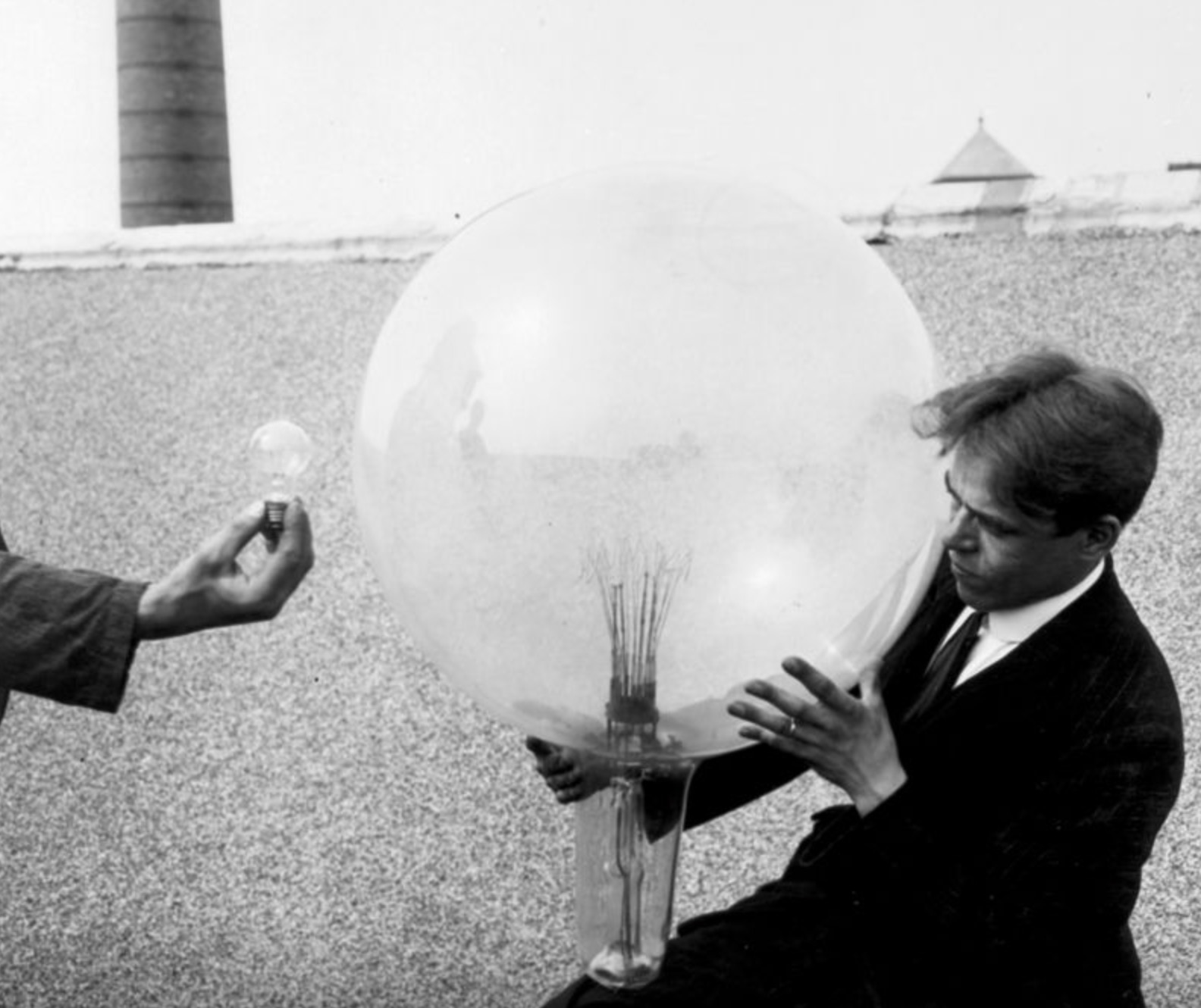 32 Bright Photos of History's Biggest Ever Lightbulbs | eBaum's World