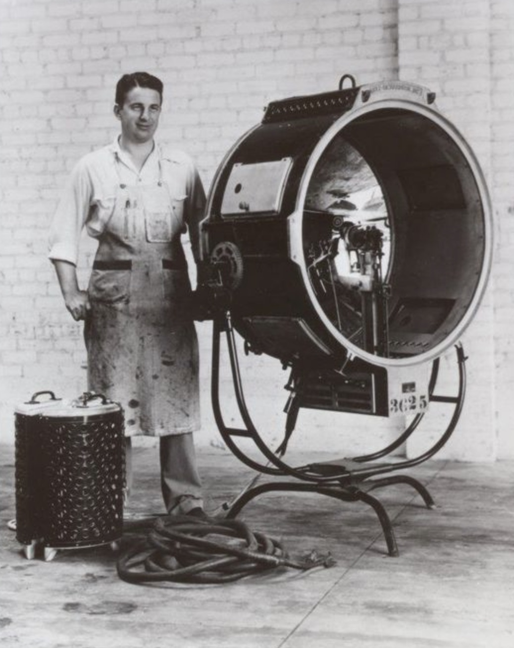 32 Bright Photos of History's Biggest Ever Lightbulbs | eBaum's World