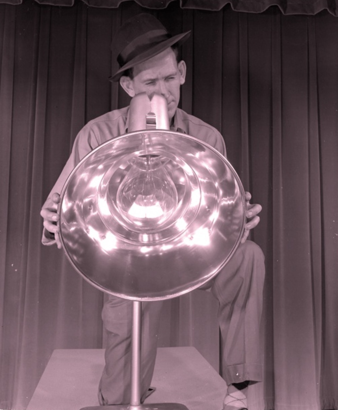 32 Bright Photos of History's Biggest Ever Lightbulbs | eBaum's World