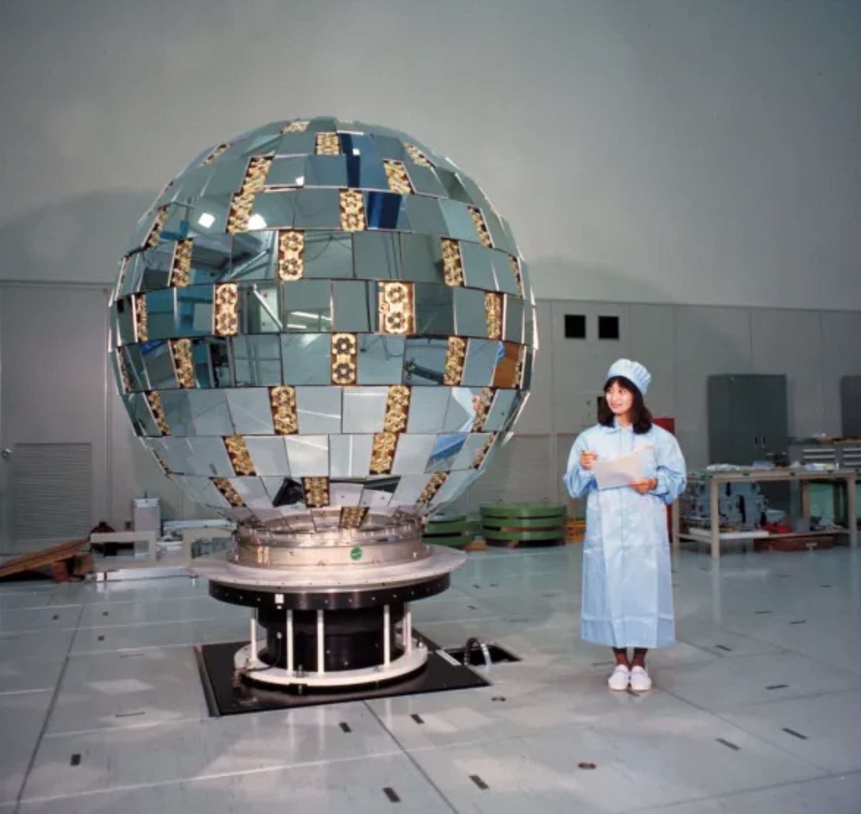 32 Bright Photos of History's Biggest Ever Lightbulbs | eBaum's World