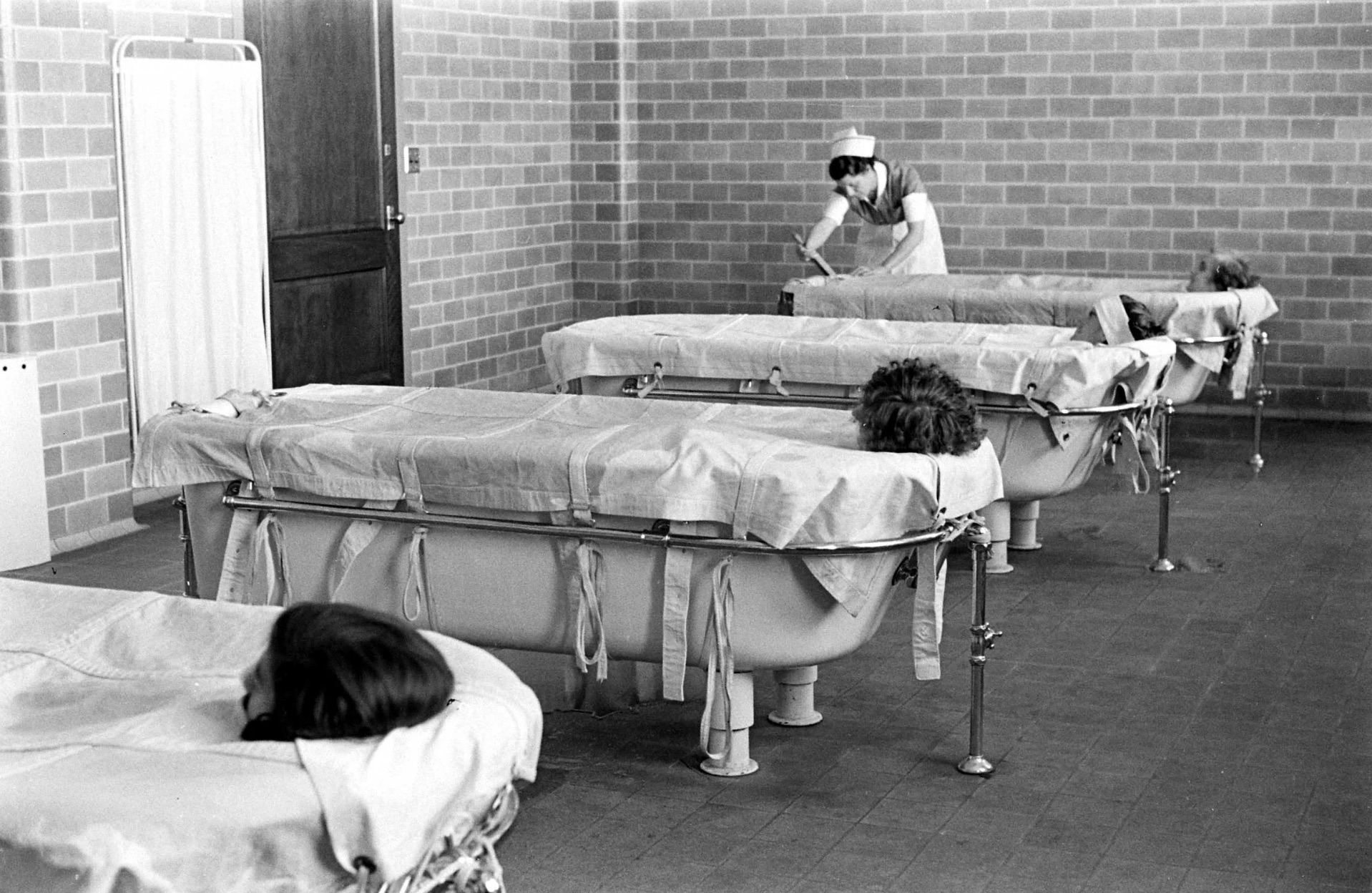 50 Vintage Pics from Inside Insane Asylums | eBaum's World