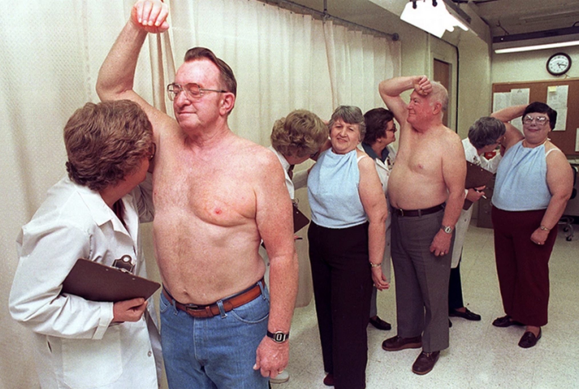 16 Professional Armpit Sniffers Hard at Work | eBaum's World