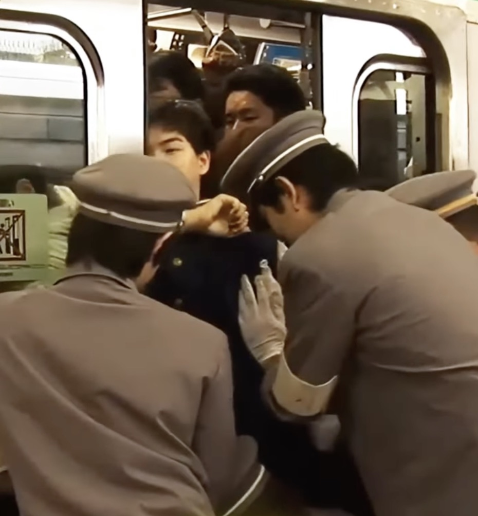 Japanese Subway Pushers Bringing Everyone Closer | eBaum's World