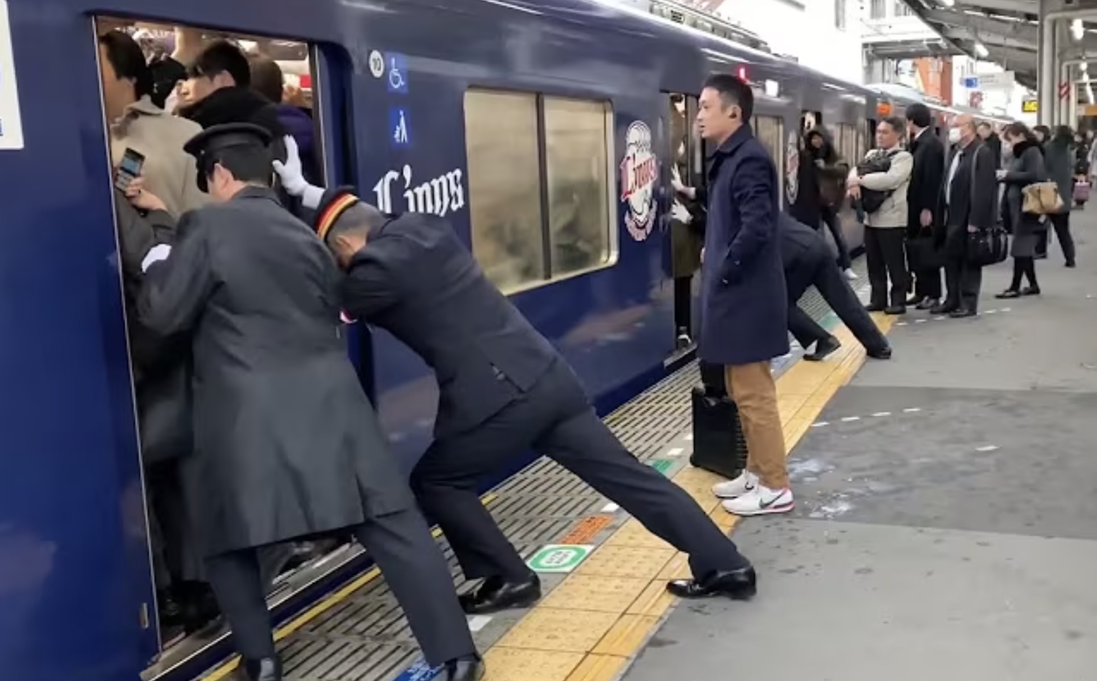 24 Japanese Subway Pushers Who Bring Commuters Closer | eBaum's World