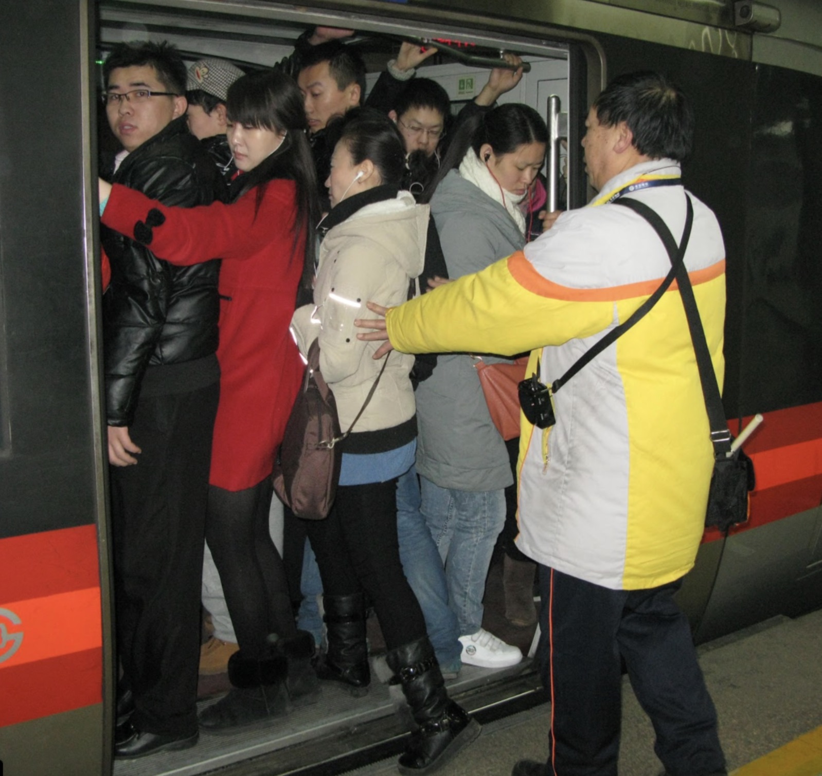 Japanese Subway Pushers Bringing Everyone Closer | eBaum's World