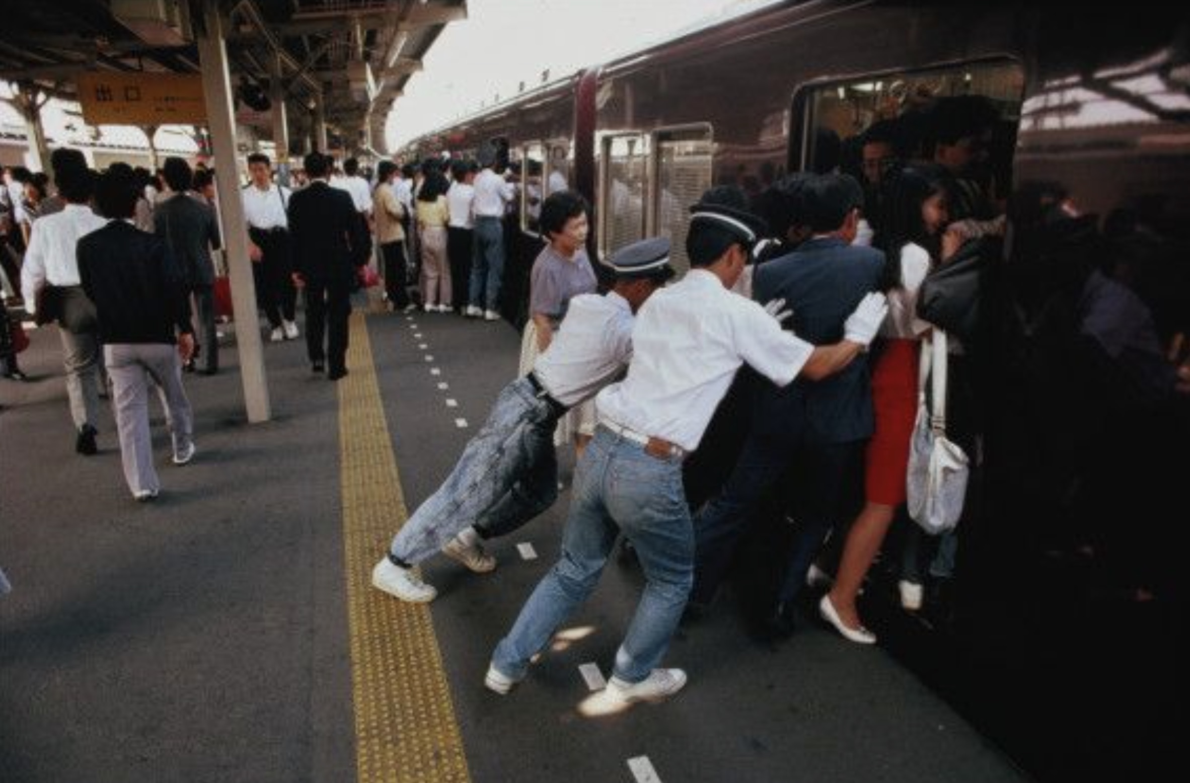 Japanese Subway Pushers Bringing Everyone Closer | eBaum's World