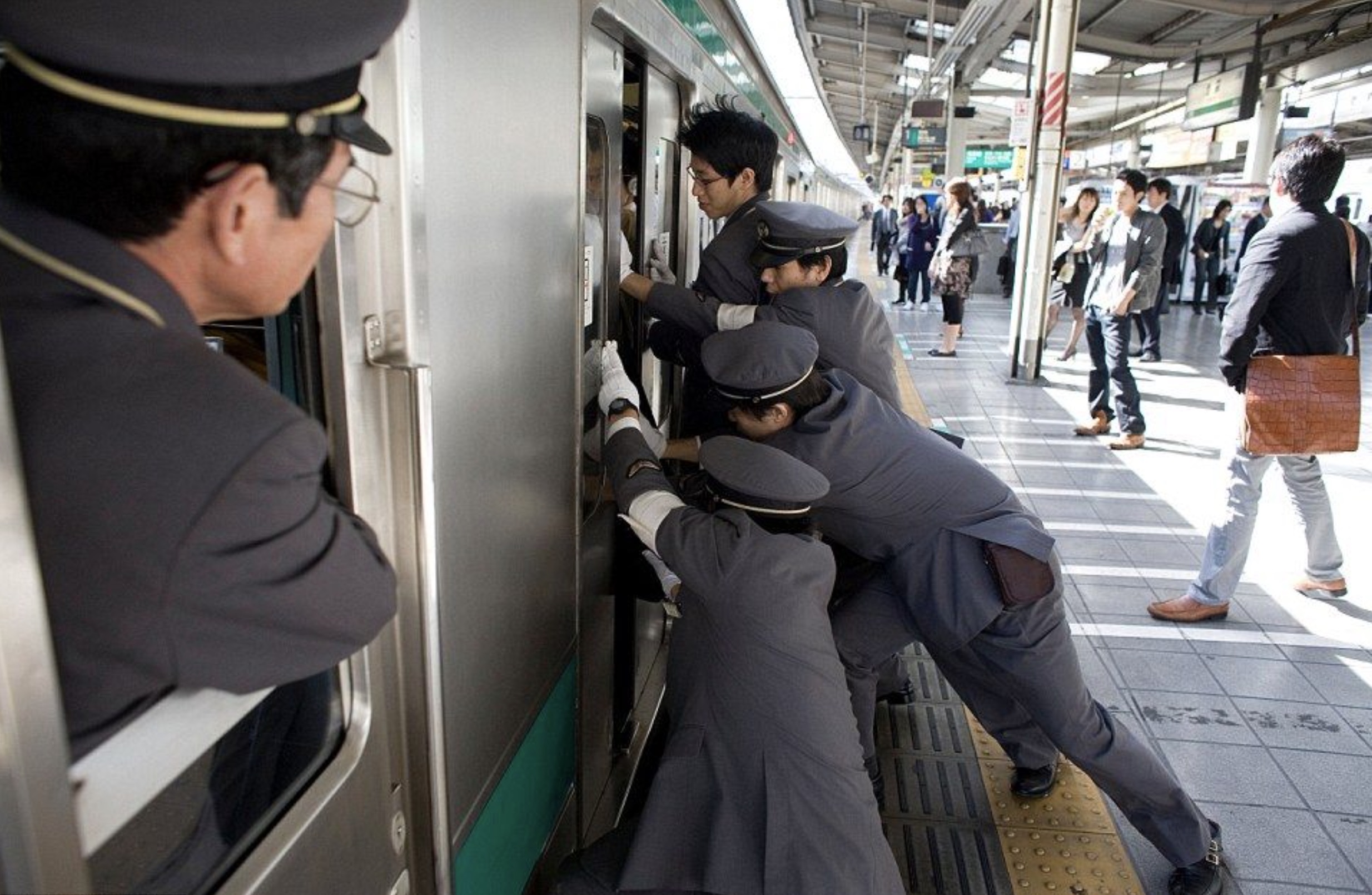 24 Japanese Subway Pushers Who Bring Commuters Closer | eBaum's World
