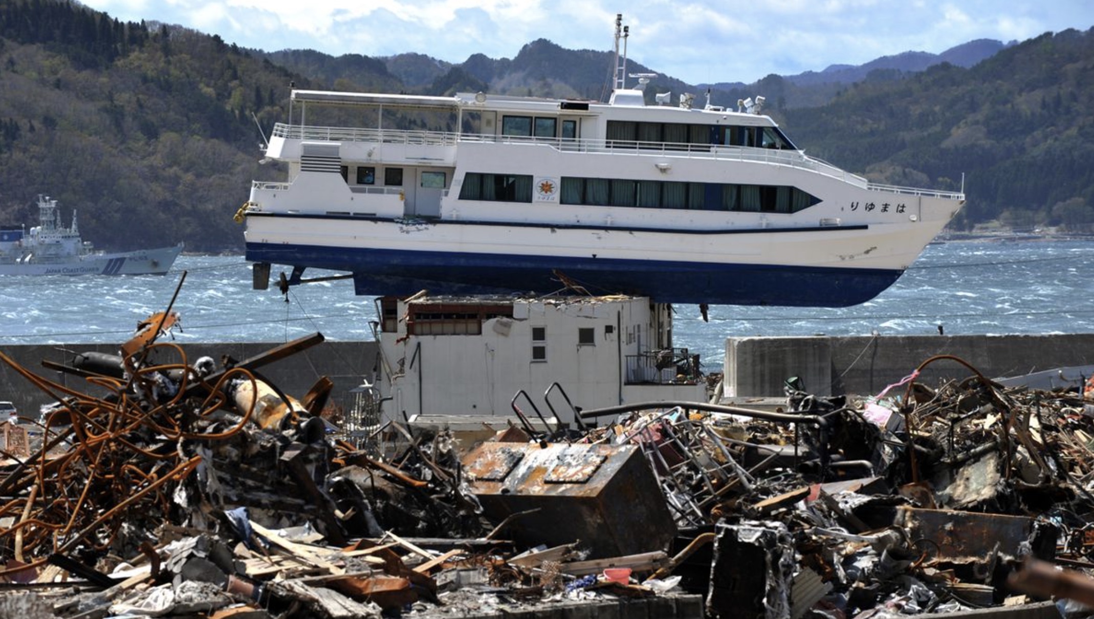 Weird & Chaotic Photos of Maximum Damage Taking Place | eBaum's World