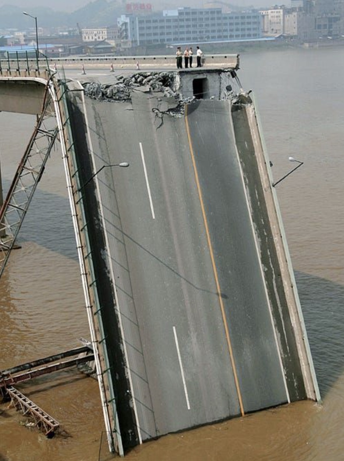 Weird & Chaotic Photos of Maximum Damage Taking Place | eBaum's World