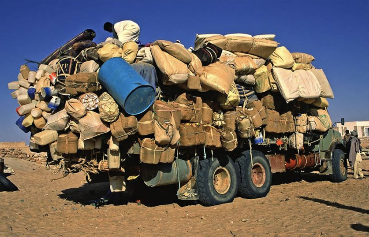 20 Photos Of Absolutely Overloaded Pickup Trucks | eBaum's World