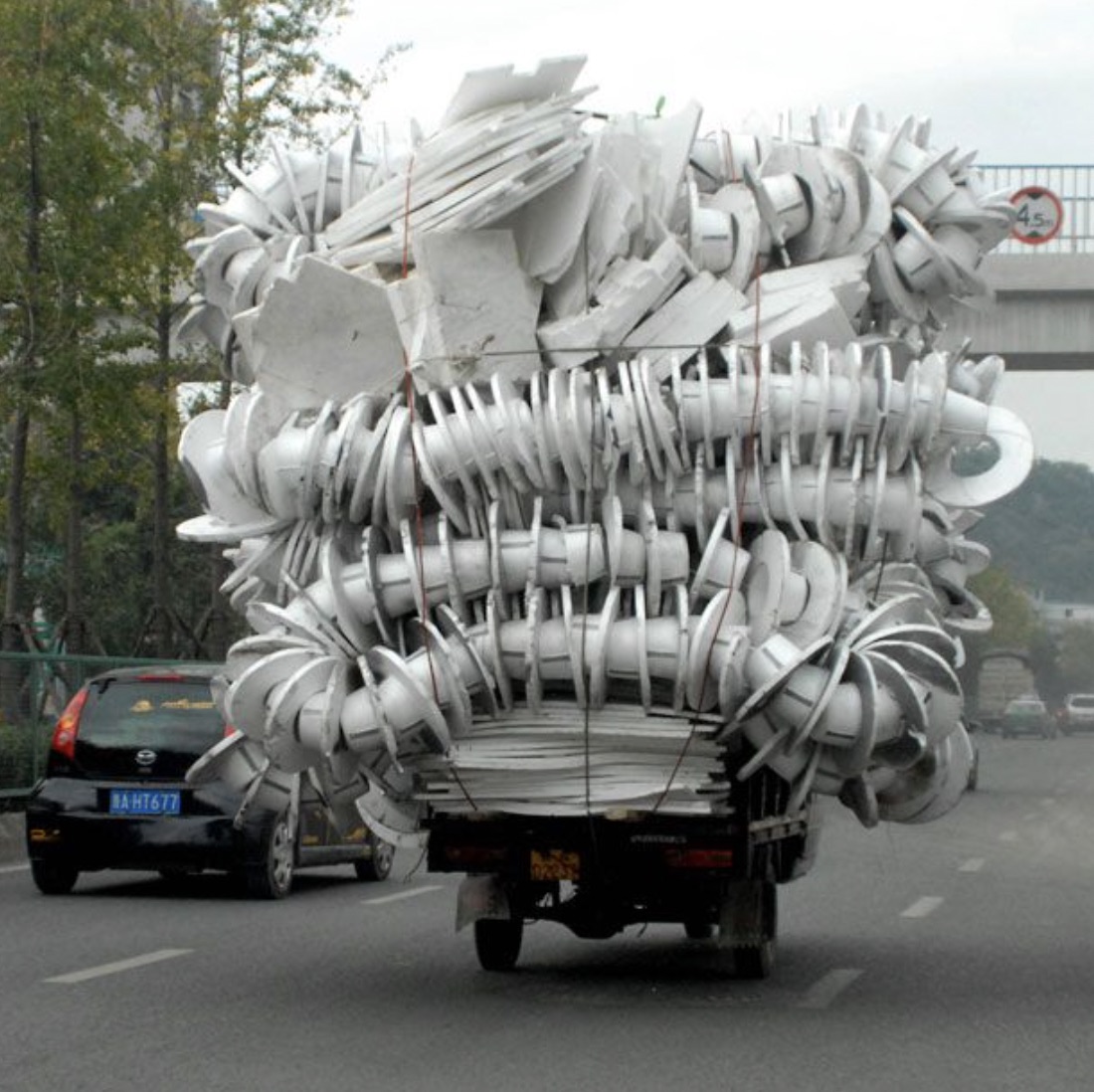 20 Photos Of Absolutely Overloaded Pickup Trucks | eBaum's World