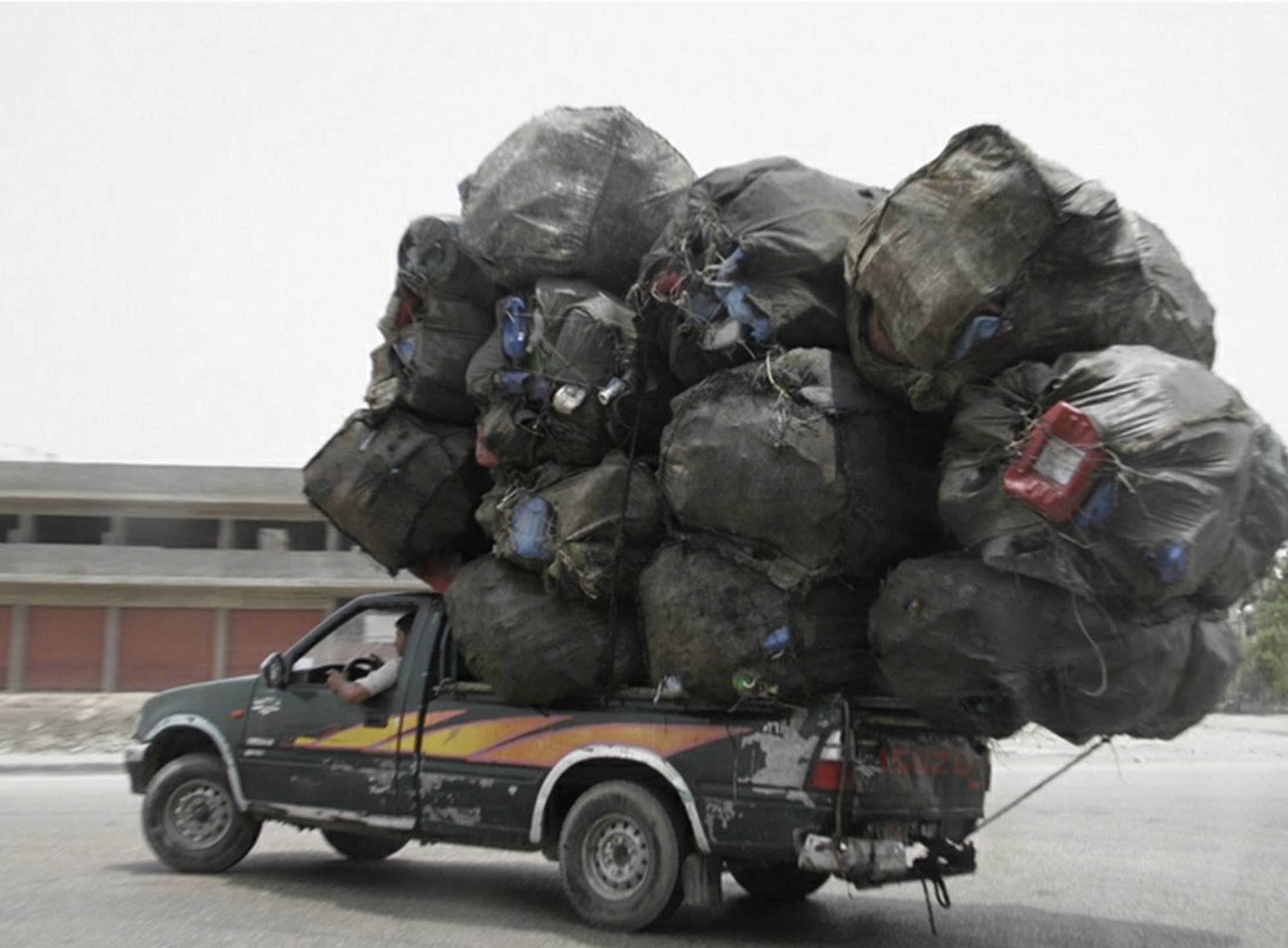20 Photos Of Absolutely Overloaded Pickup Trucks | eBaum's World