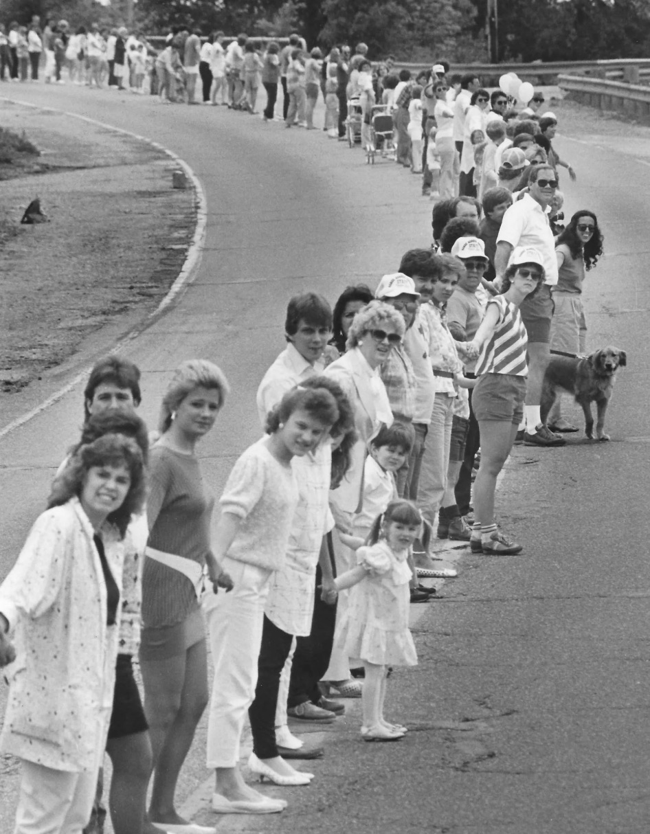 15 Photos Remembering ‘Hands Across America’ In 1986 | eBaum's World