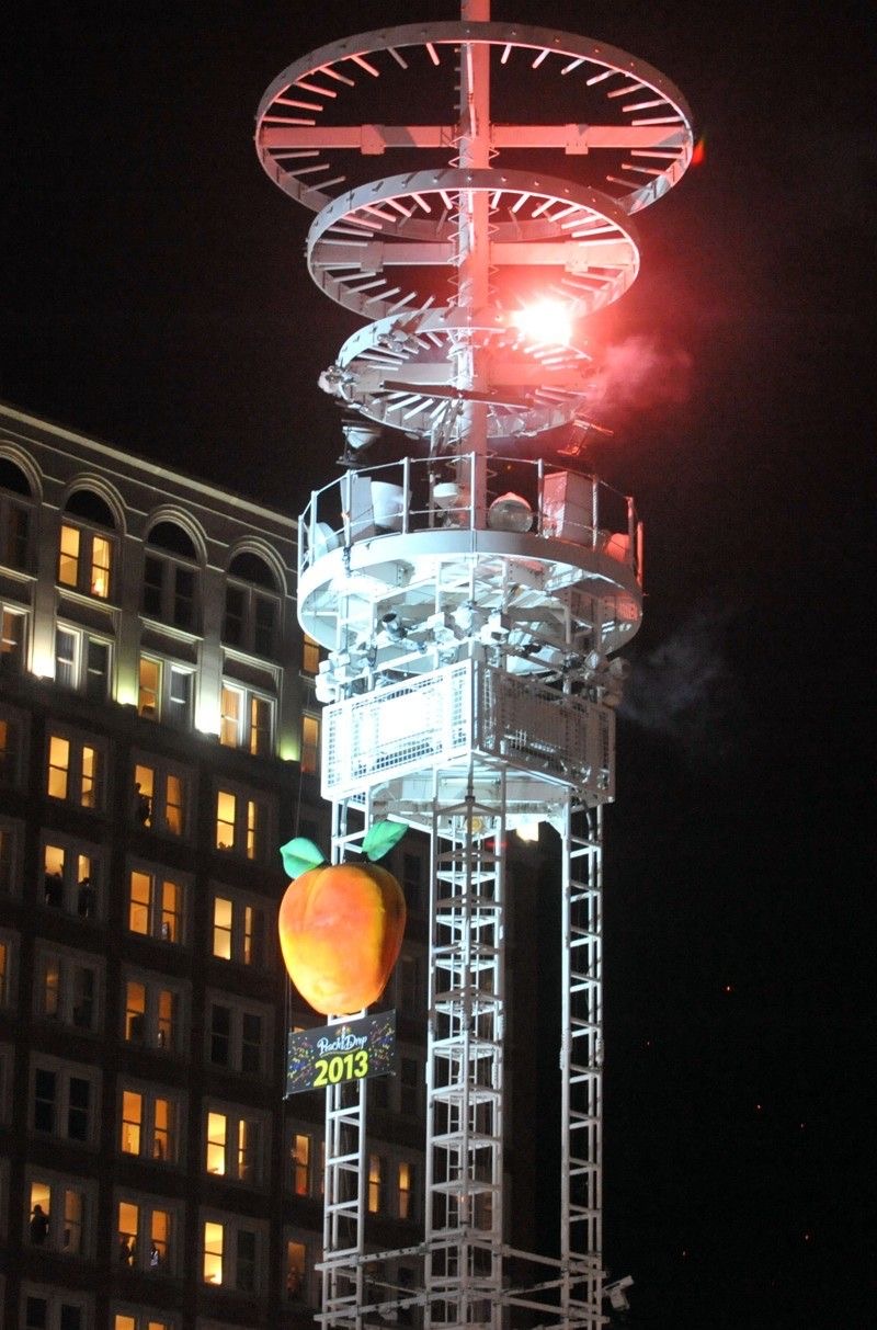 16 Terrible Photos Taken from the New Year's Ball Drop | eBaum's World