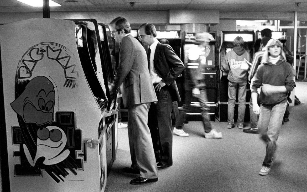 20 Pics of Pac-Man Mania Taking Over the '80s | eBaum's World