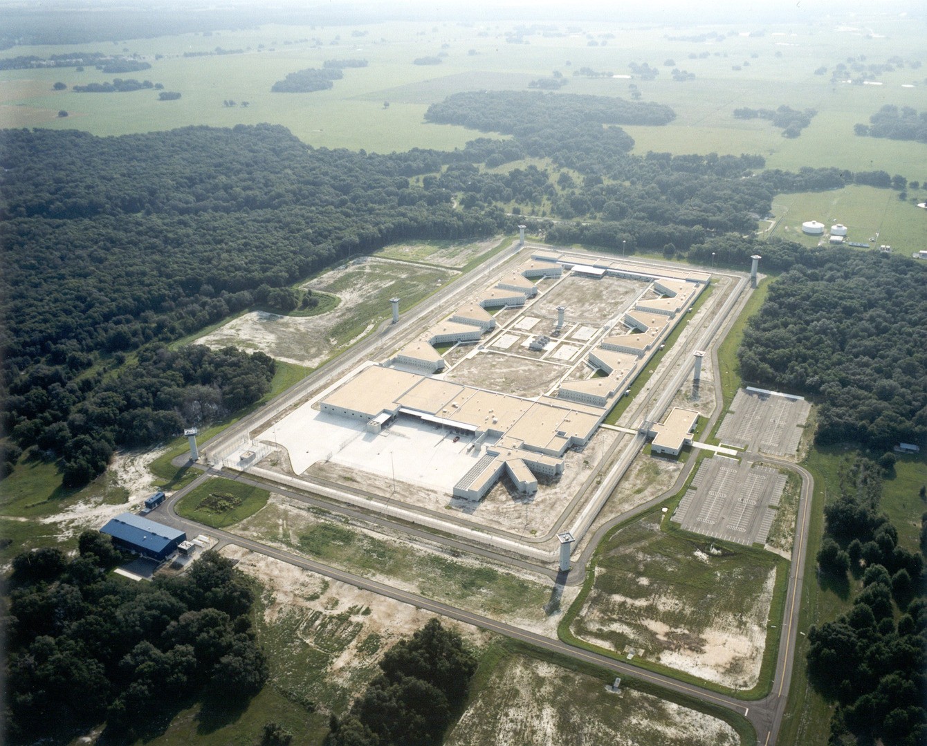 Inside America’s Most Infamous Federal Prisons | eBaum's World