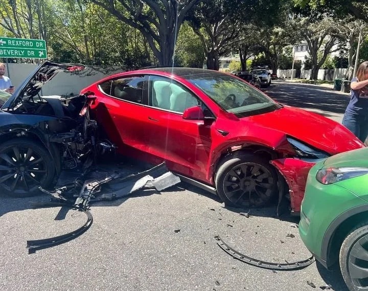 15 Expensive Accidents Hopefully Someone is Insured For | eBaum's World